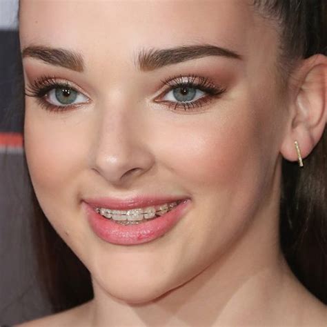 Kendall Vertes Makeup Black Eyeshadow Brown Eyeshadow Gold Eyeshadow And Pale Pink Lipstick