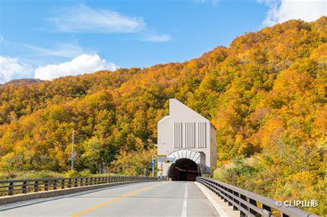 月山志津温泉の紅葉月山を眺める紅色に染まった地蔵沼と五色沼
