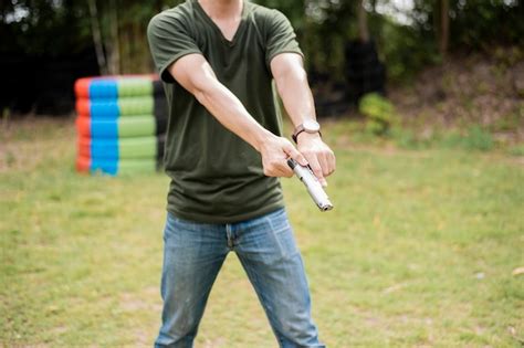 Um homem está praticando tiro arma Foto Premium