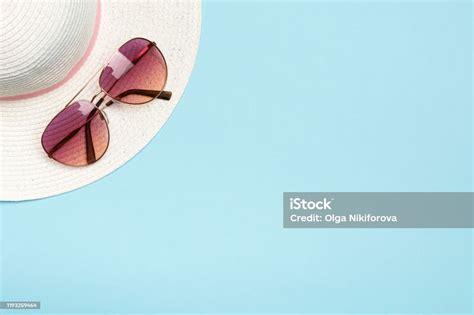 분홍색 선글라스와 파란색 배경에 흰색 모자 여름 휴가여행바다의 컨셉 0명에 대한 스톡 사진 및 기타 이미지 0명 개념