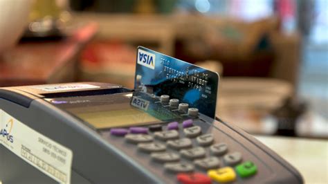 Tarjetas de débito a partir de qué monto los bancos deberán informar las compras a la AFIP
