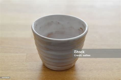 천연 나무 테이블에 도자기 차 컵 빈 일본 녹차 컵 유노미 배경 일본식 찻잔에 대한 스톡 사진 및 기타 이미지 일본식 찻잔