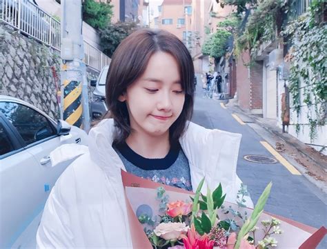 林允儿机场街拍壁纸