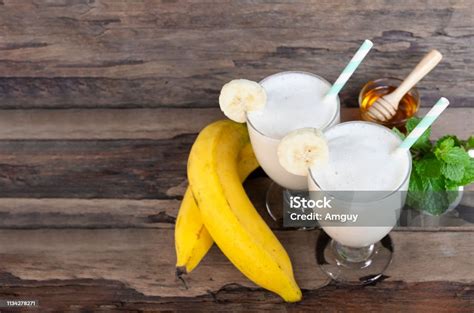 바나나 신선한 칵테일 바닐라 스무디 주스와 화이트 바나나 과일 음료 건강 한 맛이 나무 배경에 밀크 쉐이크를 위한 유리에 맛 있는 건강한 생활방식에 대한 스톡 사진 및 기타