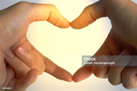 손은 발렌타인 데이 또는 사랑 개념에 대한 태양 플레어와 심장 모양 이나 사랑 기호를 할 개념에 대한 스톡 사진 및 기타 이미지