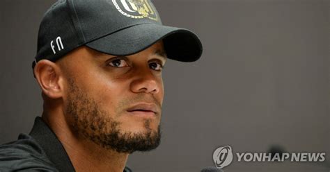 맨시티 전설 콩파니 강등된 번리 지휘봉 잡았다