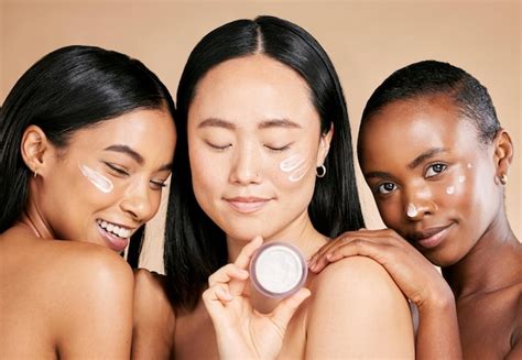 Produto De Rosto E Creme De Diversidade Por Mulheres Em Estúdio Para