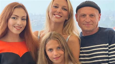 Оля Полякова виховує двох доньок чи хоче вона ще дітей Showbiz