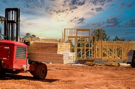 리프트 조작기는 건설 현장으로 배달 된 목재 건축 자재를 내립니다 0명에 대한 스톡 사진 및 기타 이미지 0명 건물 외관 건설 기계류 Istock