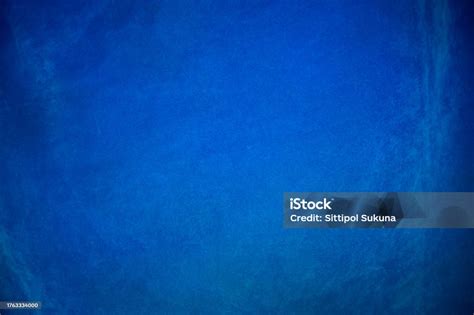 그라데이션 진한 파란색 벨벳 패브릭 질감이 배경으로 사용됩니다 부드럽고 매끄러운 섬유 소재의 네이비 컬러 패브릭 배경입니다 실크를 위한 으스러진 우단 Luxury 파란 음색