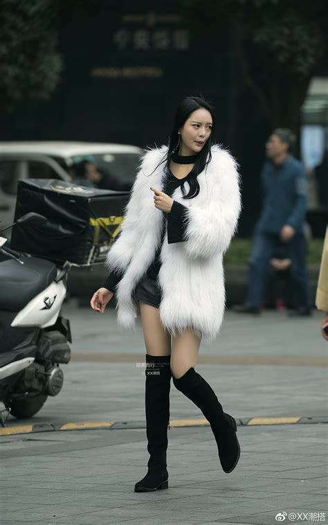 街拍：身材高挑的美女很有范，走在路上很吸引人！ 搜狐大视野 搜狐新闻