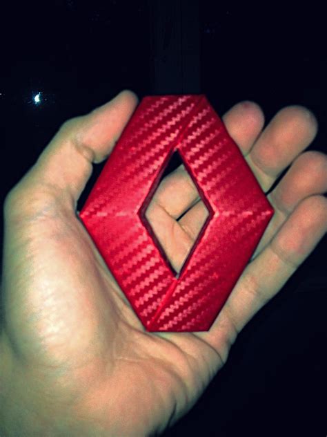 Недавно заметил что со значка рено на капоте стал слезать хром