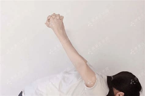 圆肩是肩胛骨和肱骨状态异常2个动作测试11个动作纠正 搜狐大视野 搜狐新闻