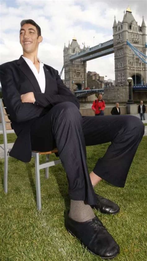 ये शख्स है दुनिया का सबसे लंबा इंसान जानिए कितने फिट है हाइट India Tv Hindi