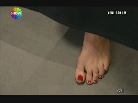 Cansu Dere Feet