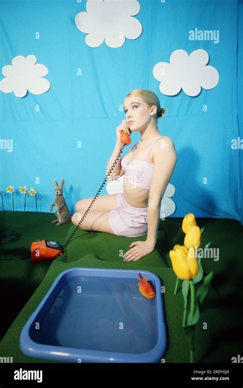 Deutsche Schauspielerin Kerstin Landsmann Telefoniert Am Stilisierten Strand Vom Badesee In