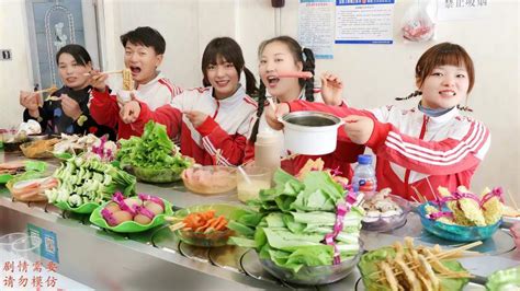 妈妈带小伙伴们吃旋转小火锅，一人一锅干净又卫生！真好吃美食美食节目好看视频