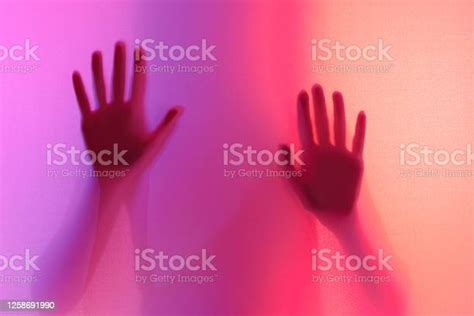 다른 색상의 조명직물을 통해 소녀의 손바닥 사진의 실루엣 갇힌에 대한 스톡 사진 및 기타 이미지 갇힌 실루엣 여자