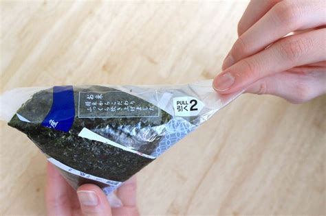 편의점 오니기리 삼각김밥 먹는 방법 누구든 예쁘게 포장을 뜯을 수 있는 꿀팁을 가르쳐드립니다 ｜ Goodie Foodie Japan