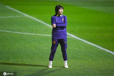 女足备战小组最后一战 孙雯场边督训图 搜狐大视野 搜狐新闻