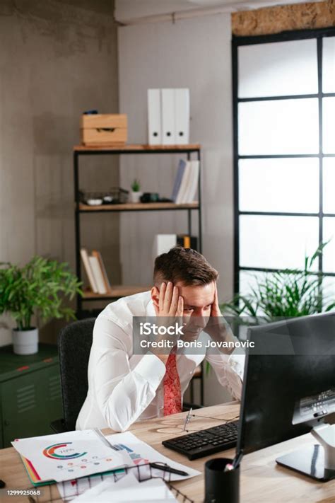 피곤한 남자는 컴퓨터에서 작업 하는 사무실 책상에 앉아 남자에 대한 스톡 사진 및 기타 이미지 남자 일함 책상 Istock