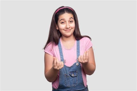 Retrato De Uma Linda Jovem Morena Engra Ada No Estilo Casual Camiseta Cor De Rosa E Macac Es