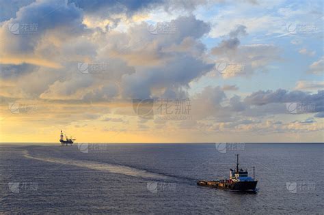 海上自升式钻井平台和补给船