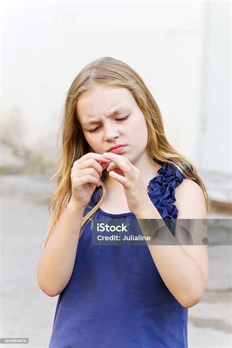 귀여운 웃는 여자아이 욕조에서 편안하게 거품 목욕 중인 금발 머리 함께 8 9 살에 대한 스톡 사진 및 기타 이미지 8 9 살 금발 머리 백인종 Istock