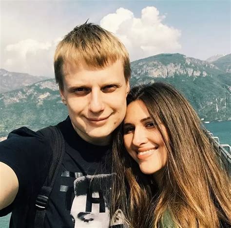 Слава Комиссаренко Почему белорусу не везет в любви Узнавай Дзен