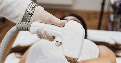 팔과 몸 피부 제모 치료를 받는 젊은 아름다운 여성 현대 바디 케어 및 화장품 개념입니다 사진 Unsplash의 사지