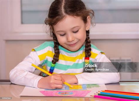 집에서 코비드19 검역 중 소녀 그림 집 집에 있어 코로나바이러스 예방을 위한 소셜 미디어 캠페인 코로나바이러스 유행병 개념 중