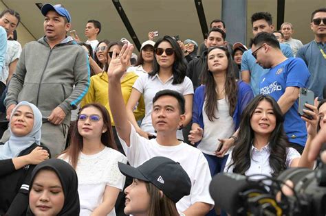 Gibran Rakabuming Sapa Warga Hingga Tonton Pertunjukan Musik Di CFD Jakarta