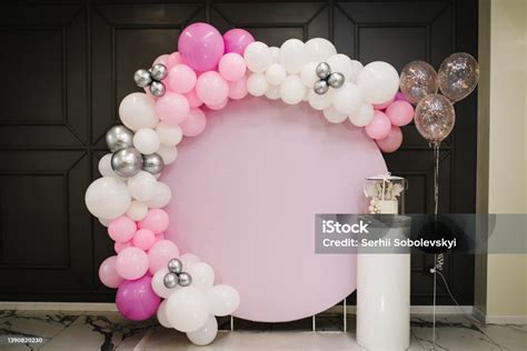 분홍색 흰색 실버 풍선으로 장식된 아치 베이비 샤워 파티 여자를위한 그림 천사와 트렌디 한 케이크 공간을 복사합니다 축하 침례 개념 배경 사진 벽에 생일 케이크 풍선에 대한