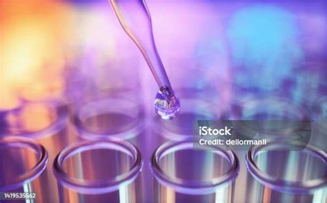 Close Up Of Examining Of Test Sample Stok Fotoğraflar And Kimya‘nin Daha