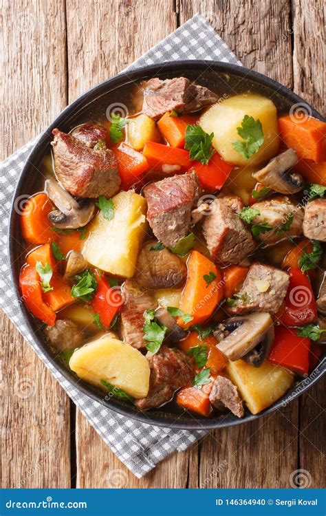 Rago T De Porc Avec Des Champignons Des Pommes De Terre Des Carottes Et Des Poivrons En Gros