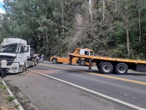 Portal Caparaó Carreta Transportando Café Tomba Na Br 262 E Carga Se