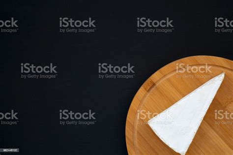 어두운 배경에 복사 공간에 둥근 대나무 보드에 브리 또는 카망베르 치즈 우유 생산입니다 최고의 볼 수 있습니다 플랫이 하다