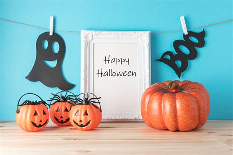 할로윈 호박 장식과 나무 테이블에 사진 프레임 휴일 개념 창조적 인 할로윈 최소한의 개념 10월에 대한 스톡 사진 및 기타 이미지 Istock