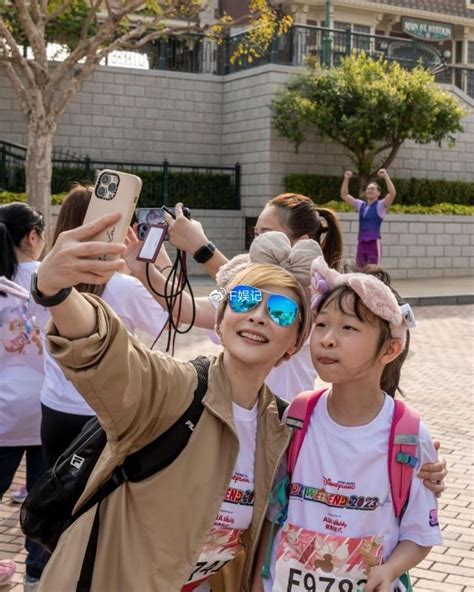汤盈盈钟丽淇带家人参加步行活动 钟丽淇搀扶患病女儿行走参加活动
