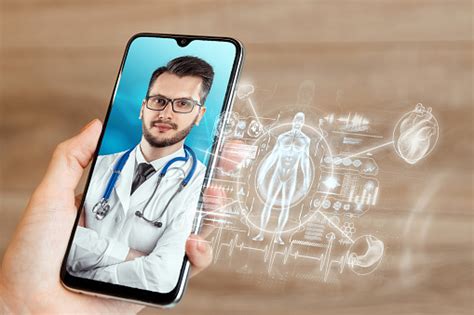 남자의 초상화 스마트 폰 화면에 의사 화상 회의 온라인 의사와 약속 홀로그램 그래픽 의료 지표 의료 기술 개념 의학의 미래 30