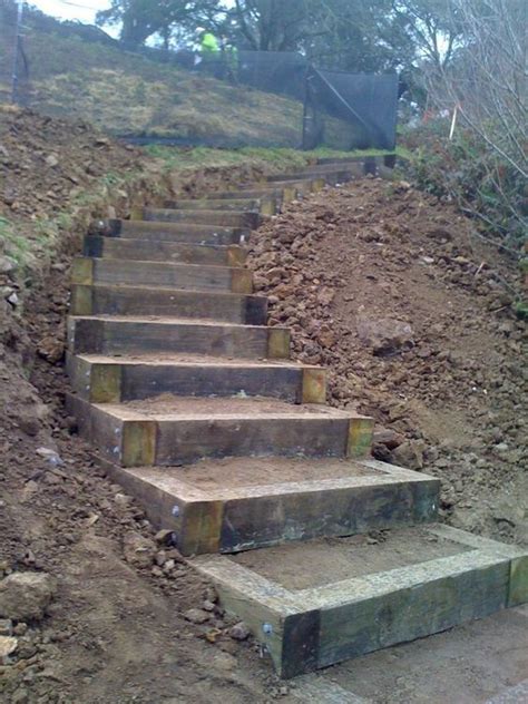 Escaleras Con Vigas De Tren Garden Stairs Sloped Garden Sloped