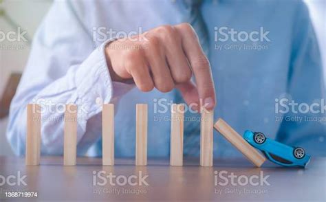 자동차 보험 책임자 의 손은 자동차 사고의 영향을 중지합니다 나무 도미노 비즈니스 위험 제어 부동산 개념 가리기에 대한 스톡