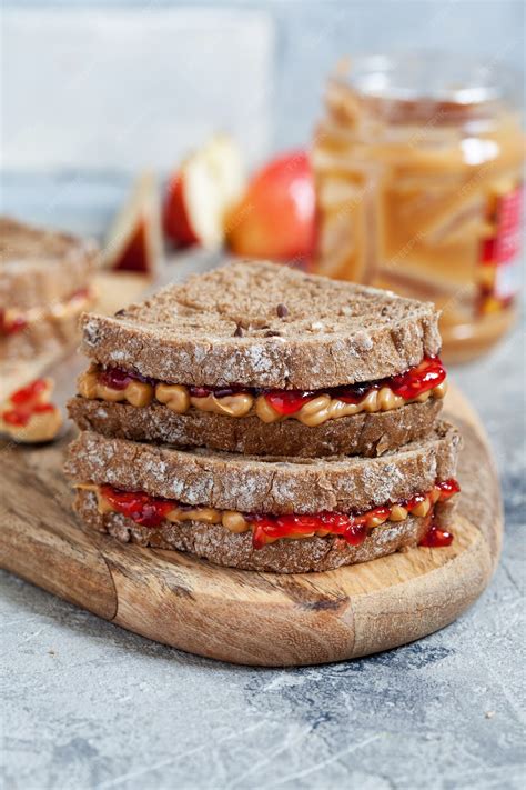 Sándwich De Mantequilla De Maní Y Mermelada De Fresa Con Manzana Foto