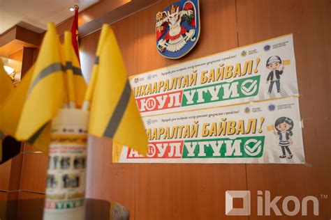 Өнөөдрөөс эхлэн гэрлэн дохиогүй гарцны хажууд байрлуулсан шар дарцгаар зам гарах гэж байгаа хүн