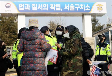 경찰과 마찰 빚는 윤석열 대통령 지지자들