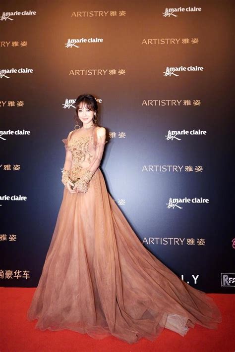 39岁陈紫函穿抹胸长裙美翻了 网友 怪不得老公这么帅