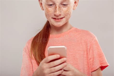 Belleza Inclusiva Niña Con Pecas Aislada En La Cara Gris Reflexiva De