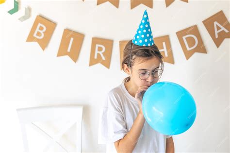 Une Fille Festive Gonfle Un Ballon Pour Son Anniversaire Photo Gratuite