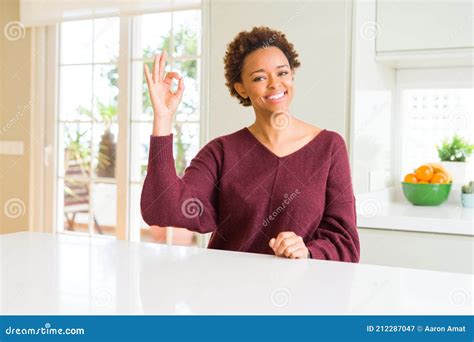 Unge Vacker Afrikansk Amerikan Kvinna Hemma Som Leende Positivt Tecken