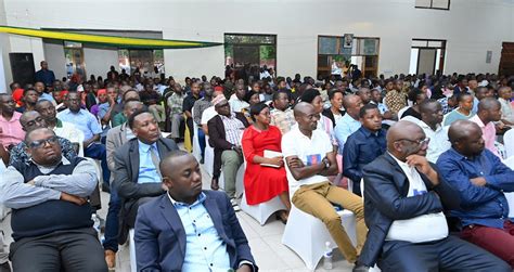 WAZIRI MKUU AIAGIZA TAKUKURU IWACHUNGUZE WATUMISHI WAWILI KATAVI Full